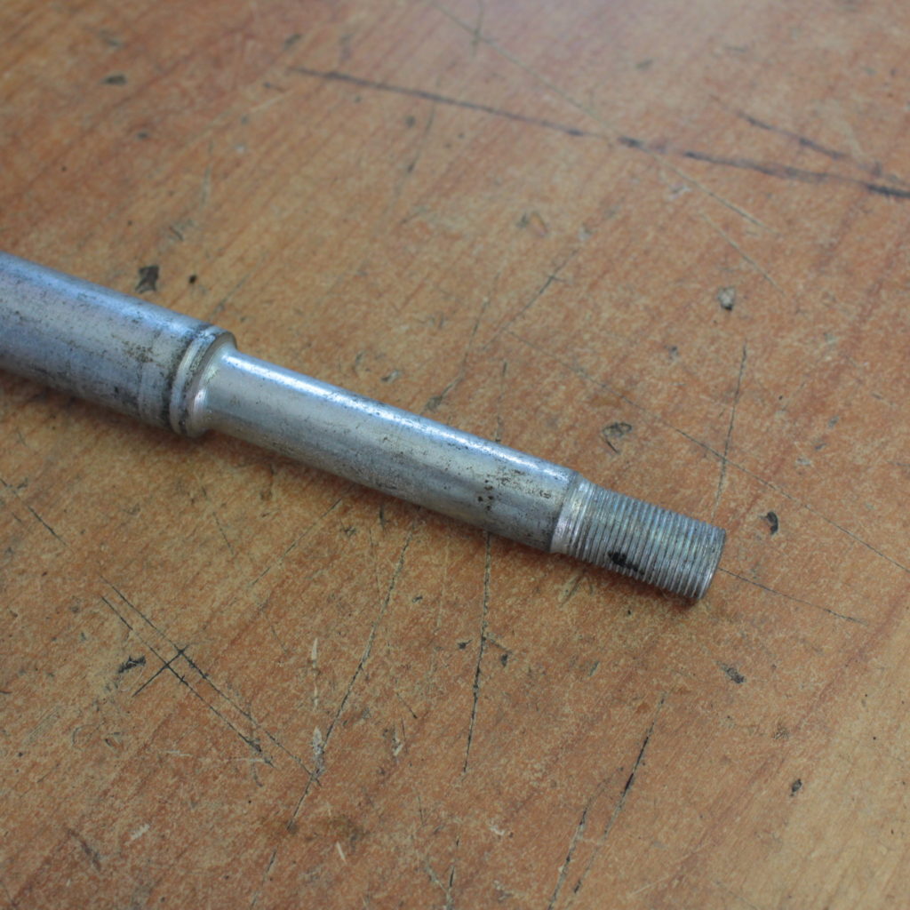 BSA A7 A10 achterwiel as / BSA A7 A10 rear wheel spindle 67-6164 ...